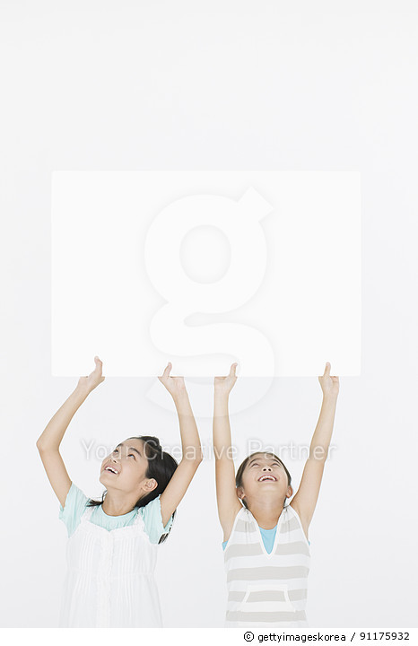 91175932 | 게티이미지코리아 | Girls holding up white board, studio shot Royalty ...
