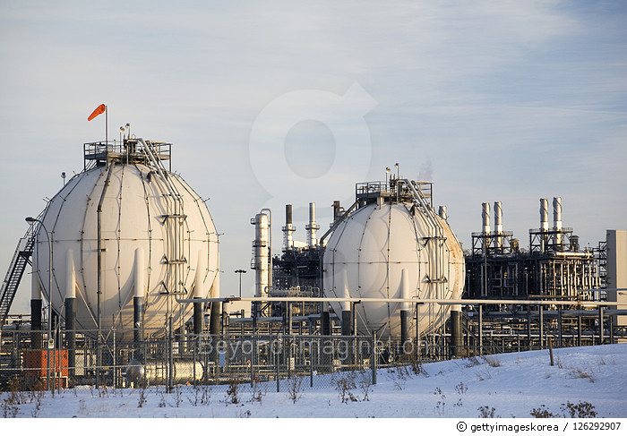 126292907 | 게티이미지코리아 | spherical oil tanks and refinery in winter at ...