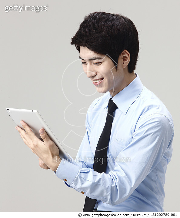 LS1202789-001 | 게티이미지코리아 | 아이패드를 들고 있는 남자 Rights-Managed 이미지