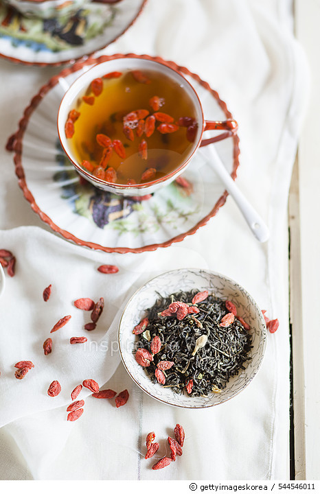 544546011 | 게티이미지코리아 | Cup of green jasmine tea with dried Goji berries ...