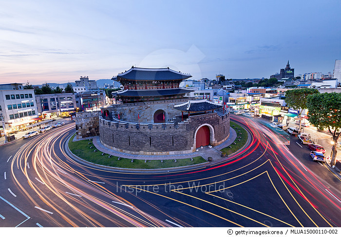 MLUA15000110-002 | 게티이미지코리아 | 경기 수원화성 팔달문 Rights-Managed 이미지