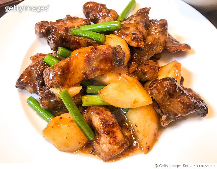 1136721602 | 게티이미지코리아 | Braised pork soft bone ribs with potatoes and ...
