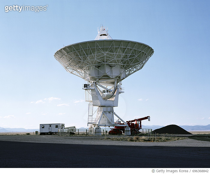 696368842 | 게티이미지코리아 | Large satellite dish pointed straight up Royalty ...