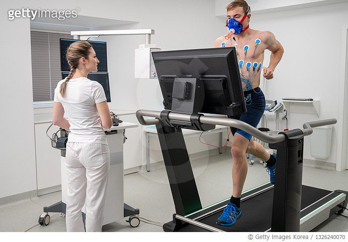 1326240070 | 게티이미지코리아 | Male athlete running on a treadmill and taking ...