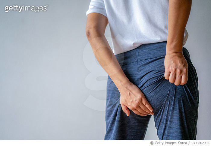 1390862993 | 게티이미지코리아 | Midsection of a woman with hands-on buttocks ...