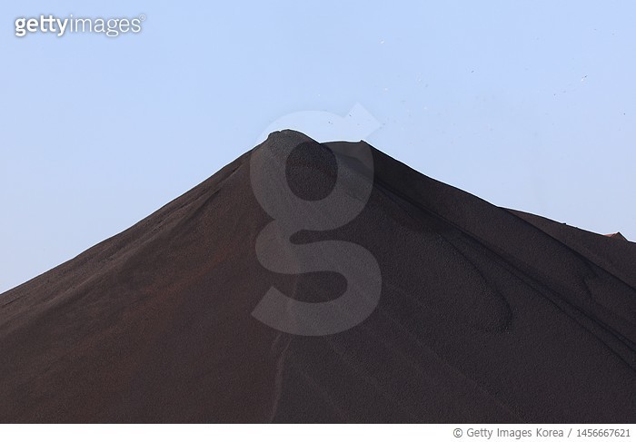 1456667621 | 게티이미지코리아 | Pile of iron ore (taconite pellets) for steel ...