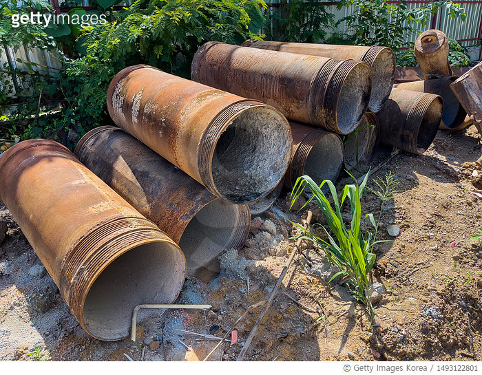 1493122801 | 게티이미지코리아 | Piling casing from rusty pile drilling Royalty ...